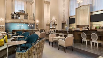 Este bar no lobby do hotel