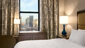 Quarto, 1 cama king-size, não fumadores, vista para o rio | Berços/camas para crianças grátis, Wi-fi grátis