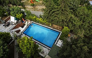 Piscina externa sazonal, funciona das 8h às 20h, guarda-sóis