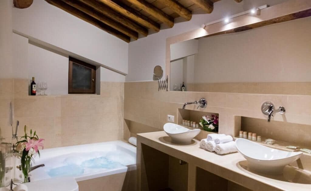 Quarto luxo, banheira de hidromassagem | Banheiro | Produtos de toalete grátis, secador de cabelo, bidê, toalhas de banho