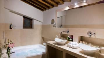 Quarto luxo, banheira de hidromassagem | Banheiro | Produtos de toalete grátis, secador de cabelo, bidê, toalhas de banho