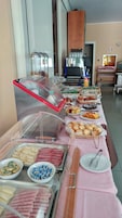 Café da manhã com buffet grátis todos os dias
