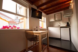 Apartamento Deluxe, kitchenette | Kitchenette privada | Um frigorífico/congelador grande, um micro-ondas, uma placa de cozinha 