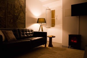 Apartamento Deluxe, kitchenette | Sala de estar | Televisor LCD 