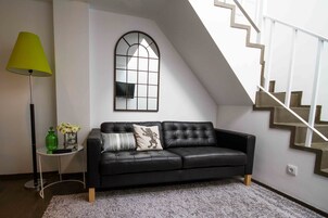 Apartamento Deluxe, kitchenette | Sala de estar | Televisor LCD 