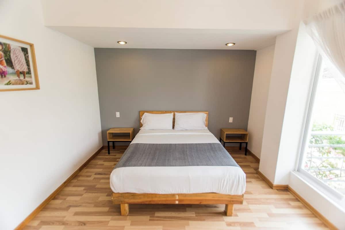 Quarto Standard, 1 cama queen-size | Roupa de alta qualidade, edredões de penas, com decoração personalizada