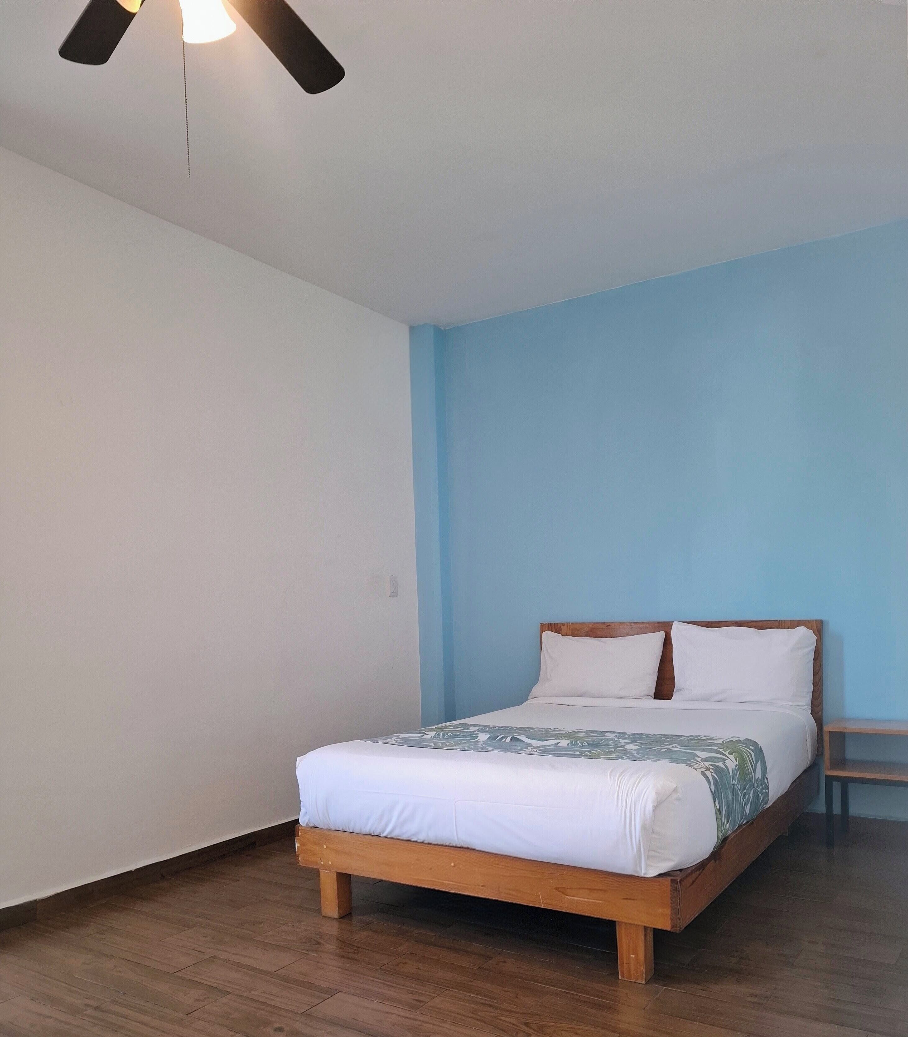 Quarto Económico | Roupa de alta qualidade, edredões de penas, com decoração personalizada 