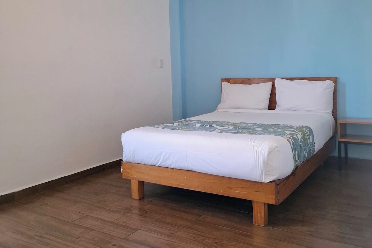 Quarto Económico | Roupa de alta qualidade, edredões de penas, com decoração personalizada