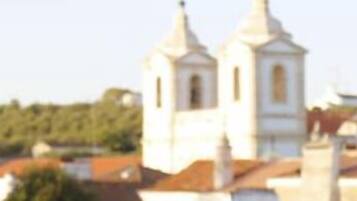 Uma igreja com duas torres e um telhado de telhas vermelhas.