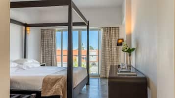 Suite Superior, 1 quarto, varanda, vista para a piscina | 1 quarto, secretária, secretária adequada para computadores portáteis
