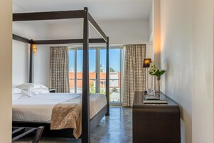 Suite Superior, 1 quarto, varanda, vista para a piscina | Secretária, secretária adequada para computadores portáteis 