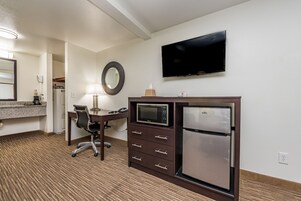 Quarto, 2 camas Queen | Roupas de cama premium, edredons de pluma, camas Tempur-Pedic