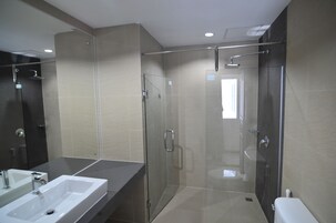 Quarto casal standard | Banheiro | Chuveiro, produtos de toalete grátis, toalhas de banho