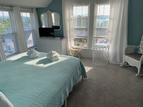 Room 12 (3rd Floor With Shared Bathroom) - Laconia, NH