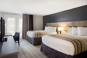 Quarto, 2 camas Queen, para não fumantes | Roupas de cama premium, escrivaninha, ferros/tábuas de passar roupa