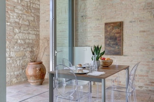Apartamento, 2 quartos | Cozinha privada | Uma máquina de café expresso, uma cafeteira/bule 