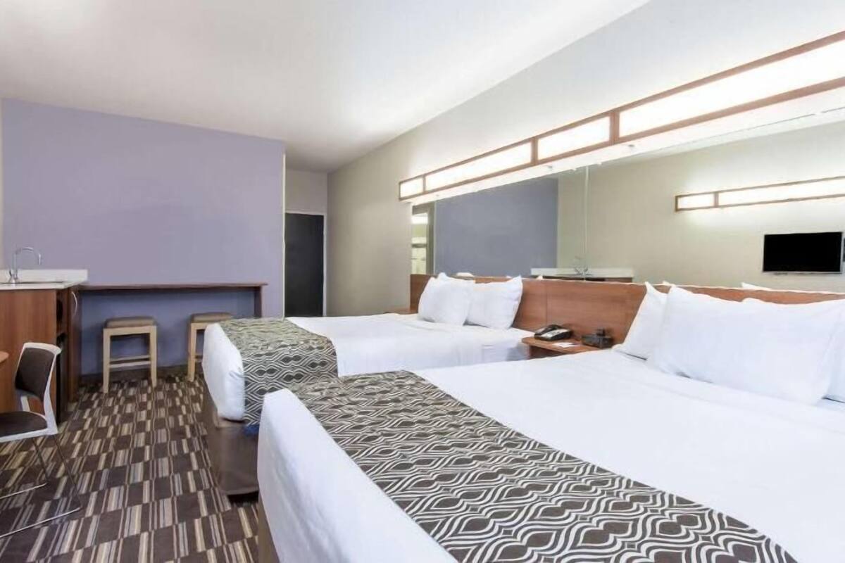 Cofres nos quartos, escrivaninha, ferros/tábuas de passar roupa