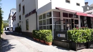 Estacionamento sem assistência (pago) (EUR 9.00 por dia)