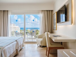 Quarto Duplo Premium, varanda | Lençóis italianos Frette, roupa de alta qualidade, edredões de penas 