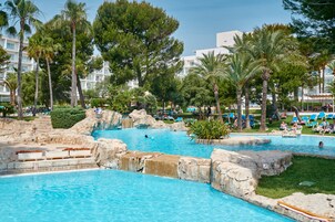 2 piscinas interiores, 3 piscinas exteriores, guarda-sóis