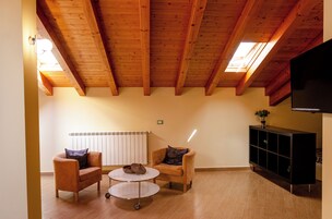 Quarto quádruplo | Escrivaninha, ferros/tábuas de passar roupa, berços grátis