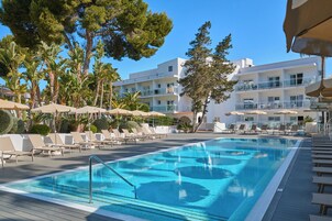 2 piscinas exteriores, guarda-sóis, espreguiçadeiras