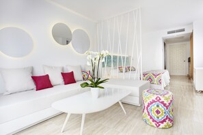 Suíte júnior, sacada | Cofres nos quartos, escrivaninha, Wi-Fi de cortesia, roupa de cama