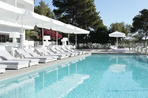 2 piscinas externas, guarda-sóis, espreguiçadeiras