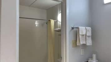 Uma combinação polibã/banheira, um secador de cabelo (mediante pedido)