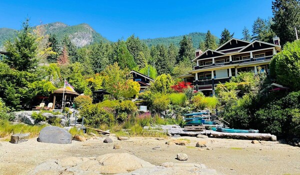 The Tuwanek Hotel And Spa - Sechelt
