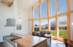 Chalé, 3 quartos | Cozinha privada | Um frigorífico/congelador grande, um micro-ondas, uma placa de cozinha 