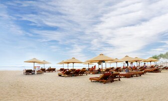 Uma praia privada nas proximidades, praia de areia branca 