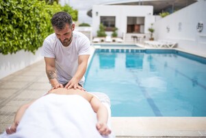 Piscina exterior, da(s) 9:00 à(s) 21:00, guarda-sóis, espreguiçadeiras 