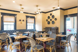 Pequeno-almoço self-service diário incluído 