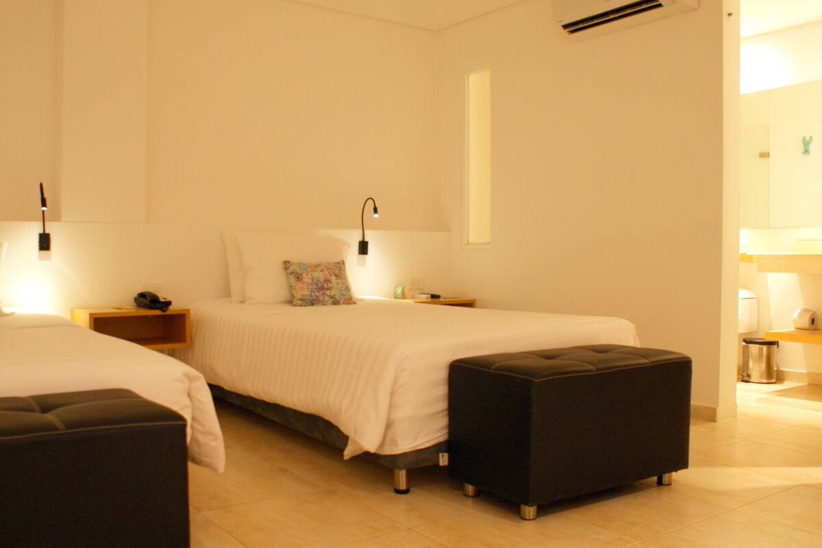 Roupa de alta qualidade, secretária, ferro/tábua de engomar