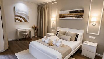 Quarto de hotel moderno com cama grande, escrivaninha e cadeira.