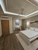 Quarto Deluxe, 1 quarto | Edredões de penas, minibar, cofre no quarto, cortinas/cortinados opacos 