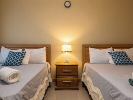 Edredões de penas, minibar, cofre no quarto, cortinas/cortinados opacos 