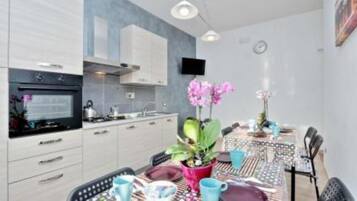Apartamento standard, 2 quartos, cozinha, no jardim | 1 quarto, edredons de pluma, escrivaninha, Wi-Fi de cortesia