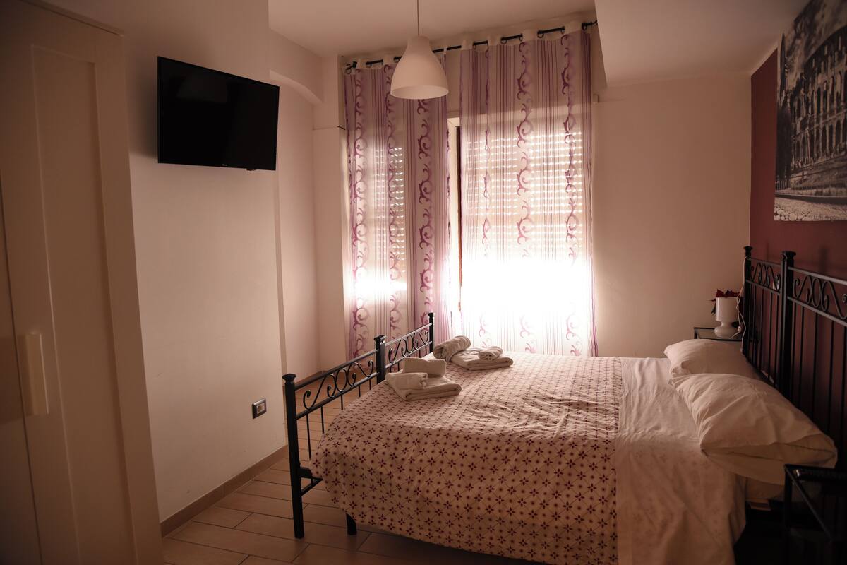 1 quarto, edredons de pluma, escrivaninha, Wi-Fi de cortesia