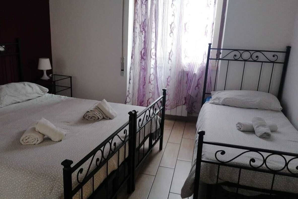 Quarto triplo standard | 1 quarto, edredons de pluma, escrivaninha, Wi-Fi de cortesia