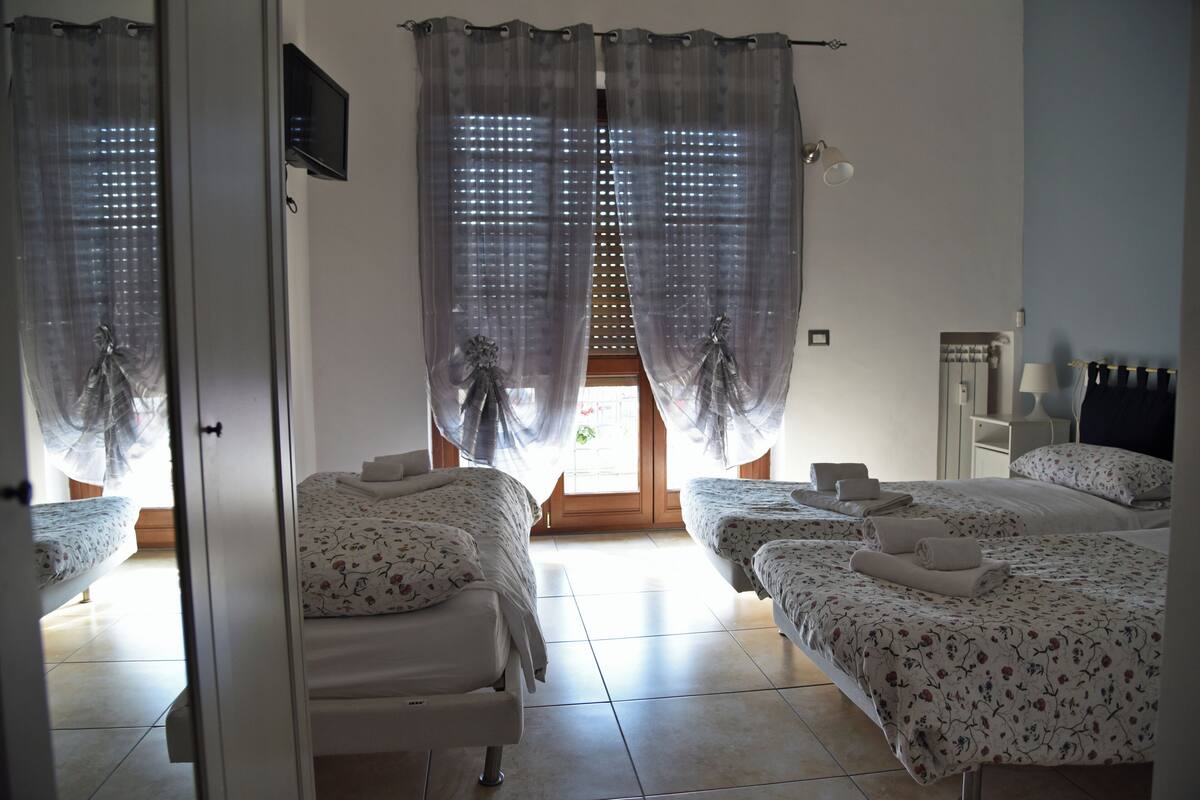 1 quarto, edredons de pluma, escrivaninha, Wi-Fi de cortesia