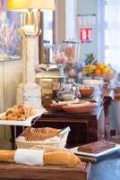 Café da manhã com buffet todos os dias mediante uma taxa