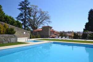 Piscina exterior sazonal, guarda-sóis, espreguiçadeiras 