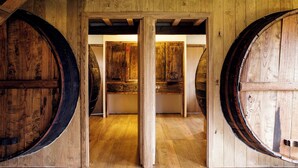 Interior de madeira com grandes portas de barril e teto de madeira.
