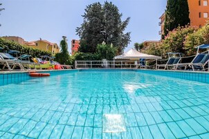 Piscina externa, funciona das 8h30 às 19h30, guarda-sóis