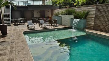 Piscina externa, funciona das 6h às 22h, espreguiçadeiras