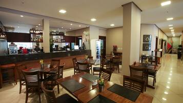 Café da manhã com buffet grátis todos os dias