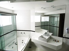 Suite Super Luxo | Casa de banho | Um polibã, artigos de higiene pessoal grátis, um secador de cabelo 