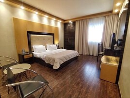 Suite-Estúdio Executiva, 1 cama queen-size, banheira de hidromassagem grande | Minibar, cofre com capacidade para portátil, secretária 